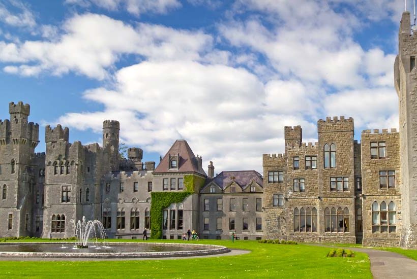 5 Historic Castles to Visit Around the World - KAYAK Canada Blog
