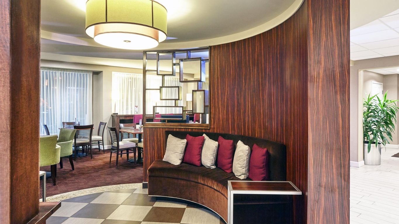 Holiday Inn Express Hampton - Coliseum Central C$ 65 (C̶$̶ ̶3̶6̶1̶ ...